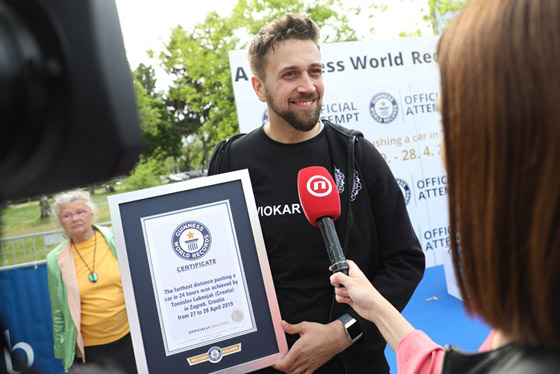 shayefpro.com > كرواتي يدخل موسوعة غينيس لدفع سيارة لمسافة 66 ميلا لمدة 24 ساعة!