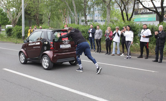 shayefpro.com > كرواتي يدخل موسوعة غينيس لدفع سيارة لمسافة 66 ميلا لمدة 24 ساعة!