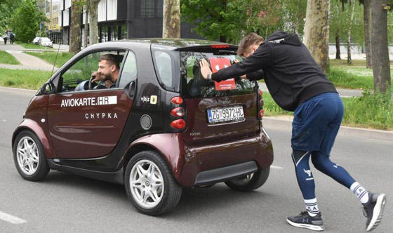 shayefpro.com > كرواتي يدخل موسوعة غينيس لدفع سيارة لمسافة 66 ميلا لمدة 24 ساعة!